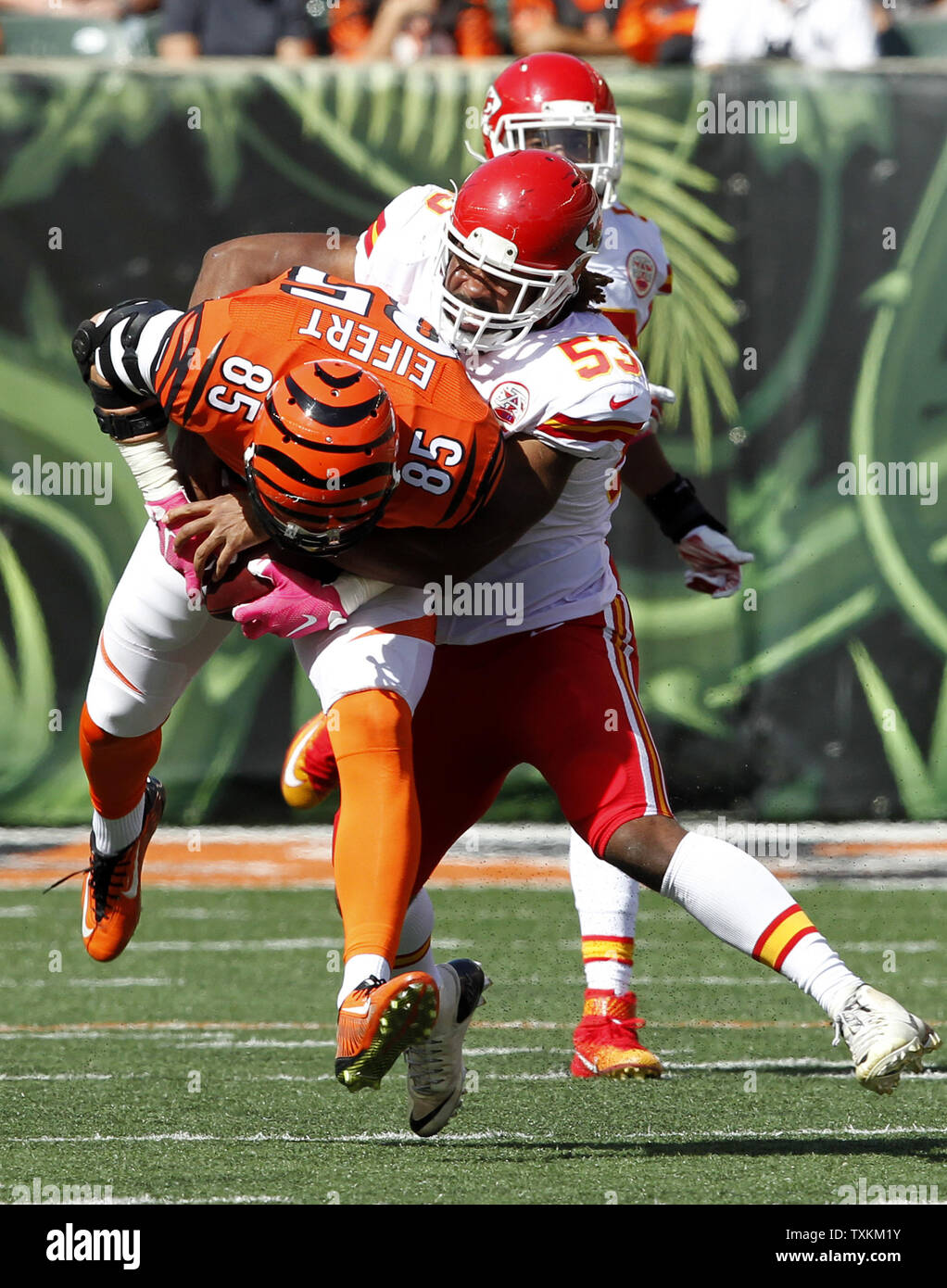 Cincinnati Bengals tight end Tyler Eifert (85) is tackled by Kansas ...