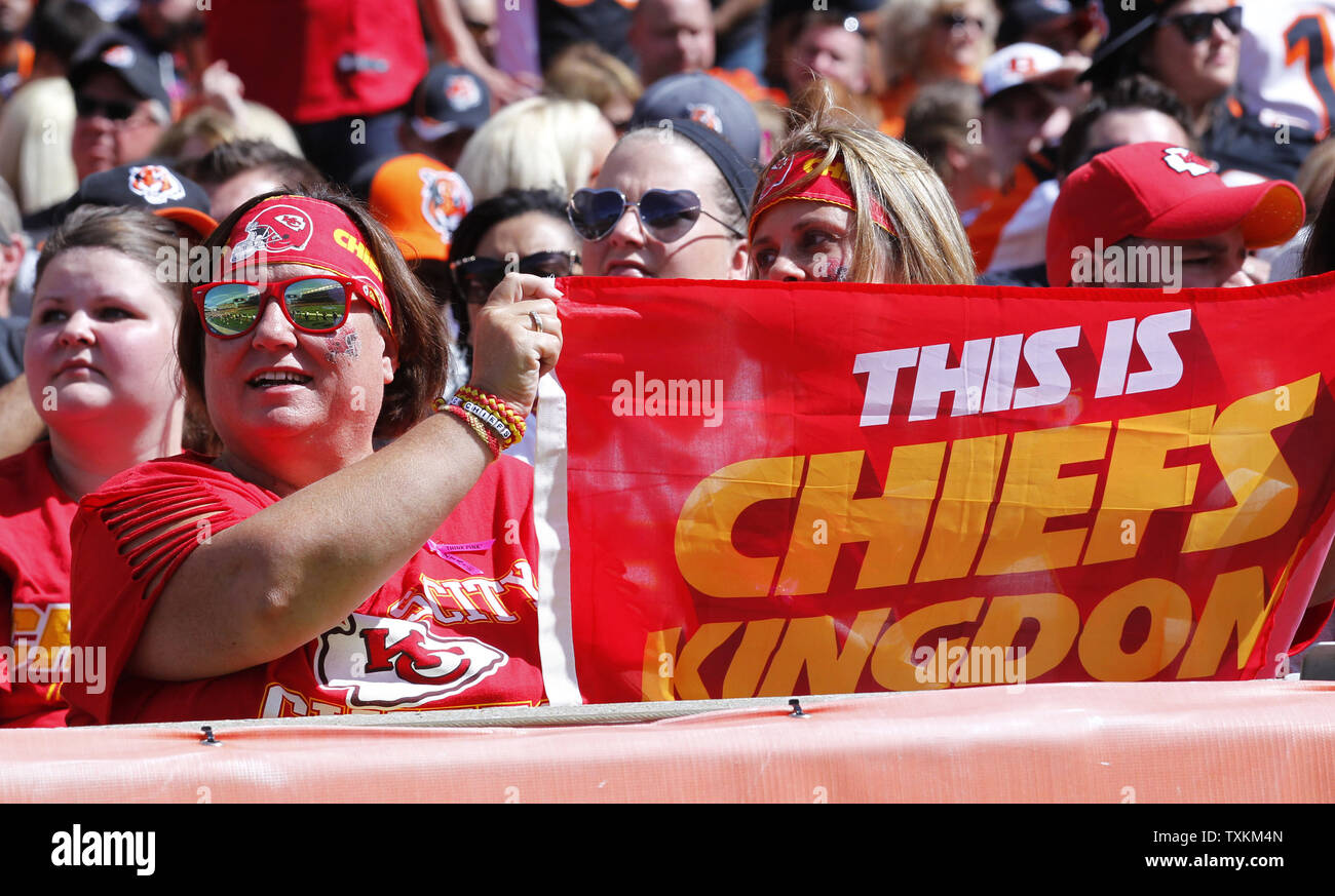 Kansas city chiefs fans cheer hi-res stock photography and images - Alamy