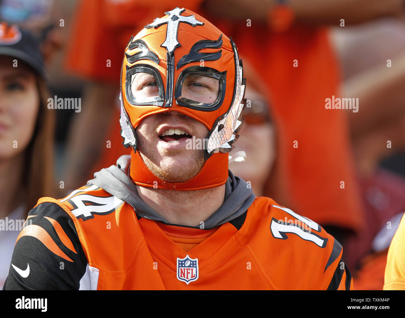 Kansas city chiefs fans cheer hi-res stock photography and images - Alamy