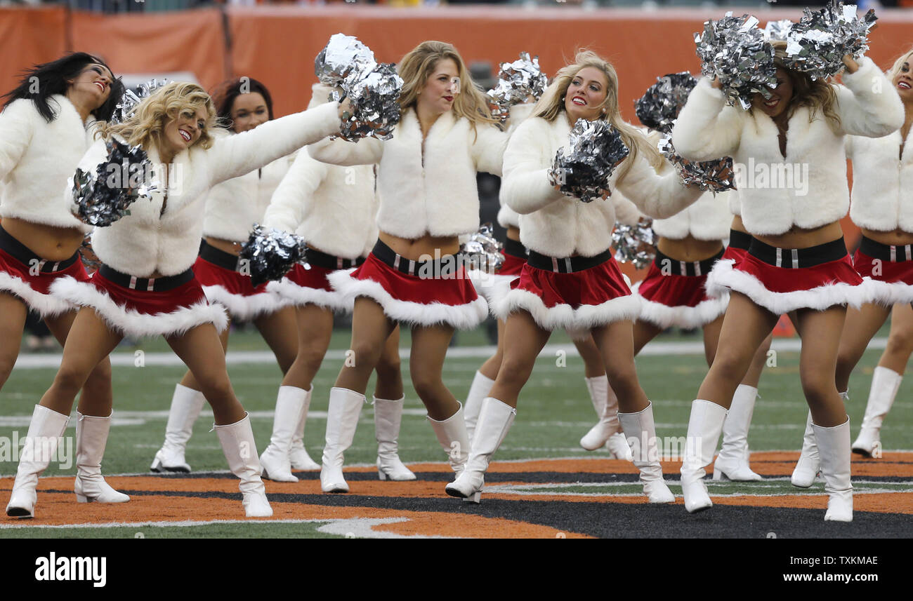 Cincinnati Bengals cheer leaders cheer for their team against the ...