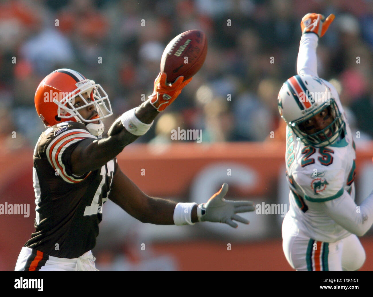 Cleveland Browns wide receiver Braylon Edwards (17) makes a one-handed ...