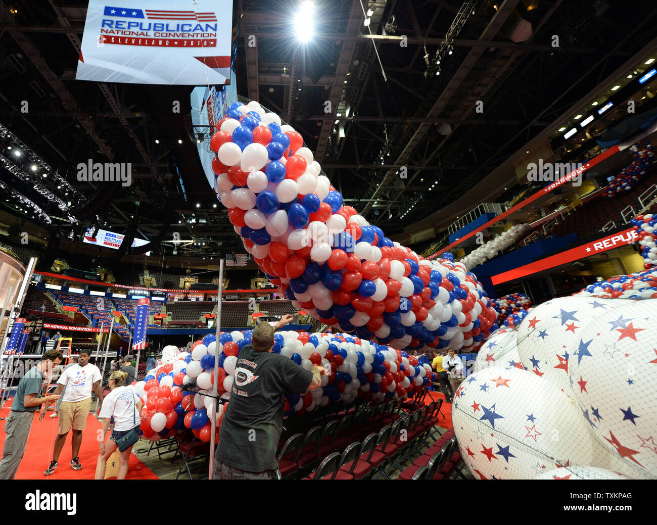 Balloons are raised to the ceiling at the Republican National ...