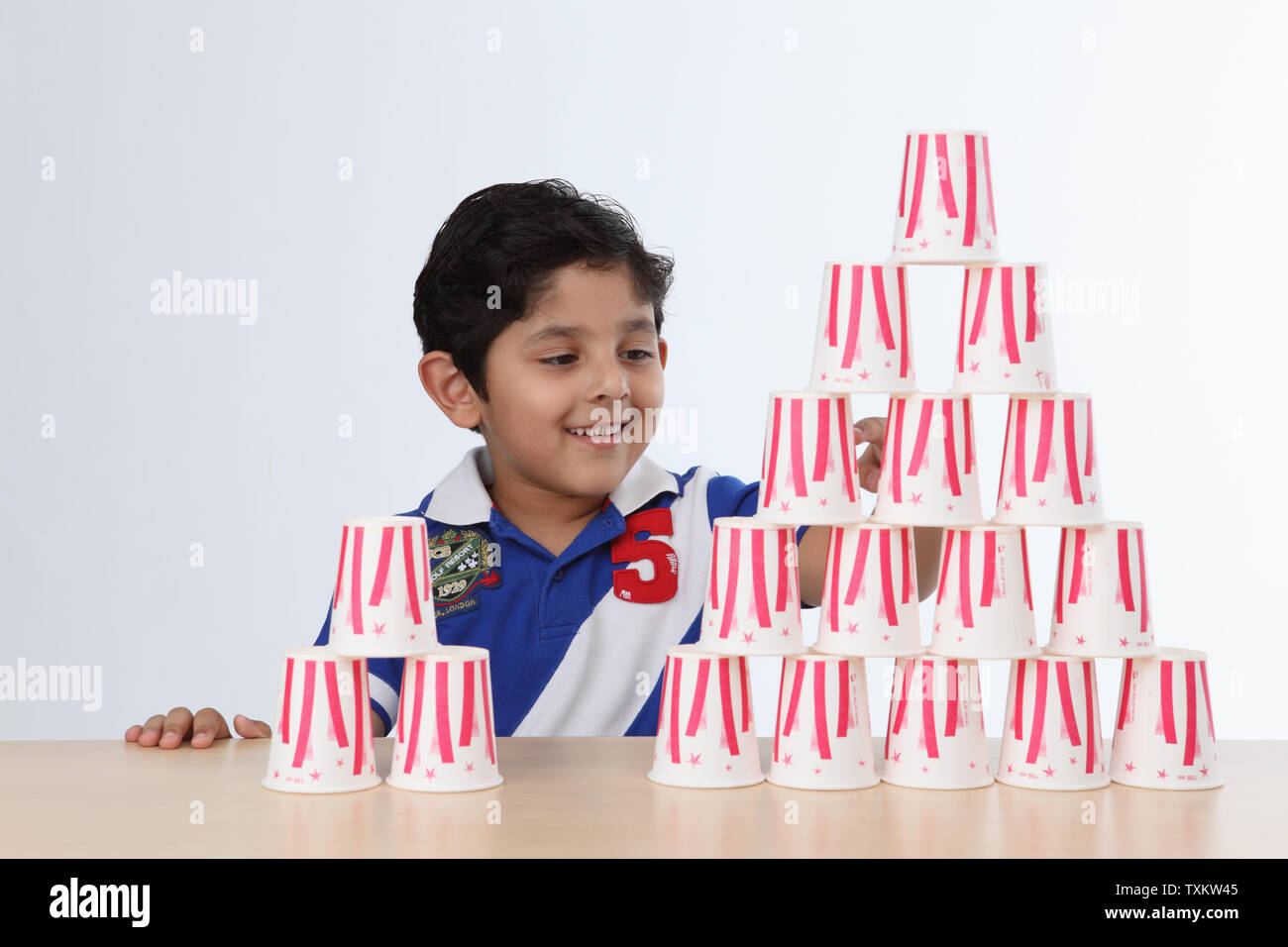 Arranged positioning hi-res stock photography and images - Alamy