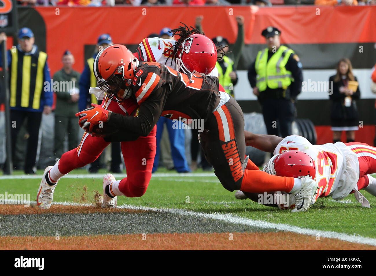 Cleveland Brown's Duke Johnson Jr. dives into the endzone for a ...
