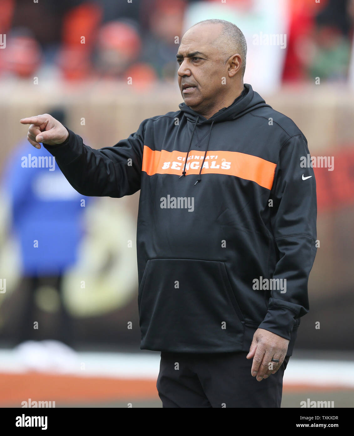 Cincinnati Bengals head coach Marvin Lewis points out directions during ...