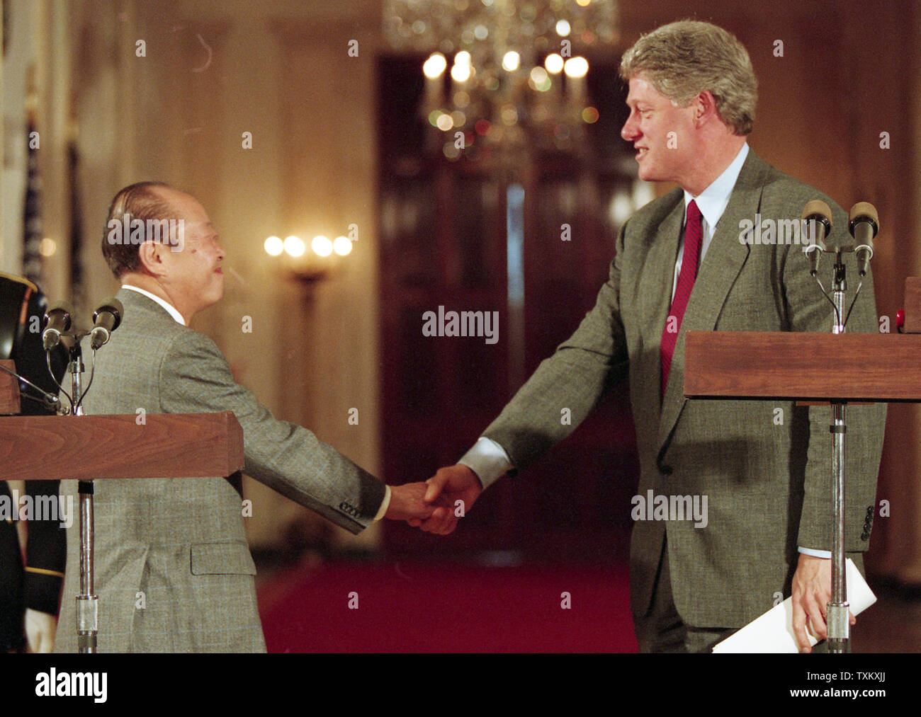 U.S. President Bill Clinton shakes hands with Japanese Prime Minister ...