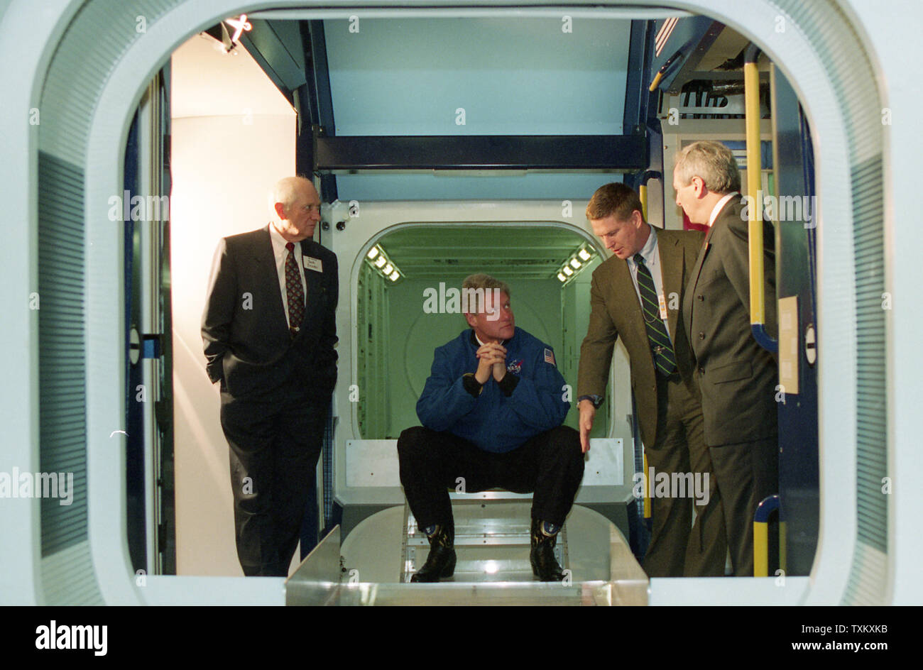 Bill clinton at johnson space center hi-res stock photography and ...