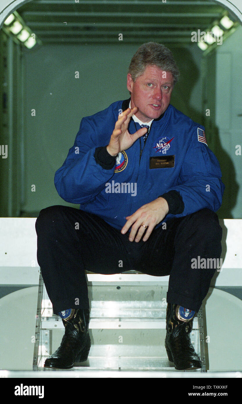 Bill clinton at johnson space center hi-res stock photography and ...