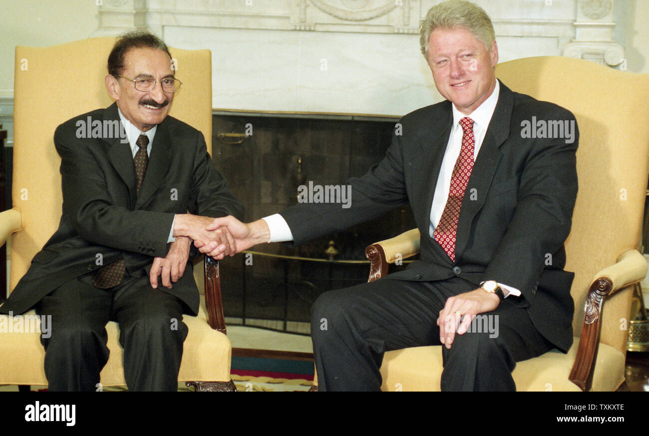 U.S. President Bill Clinton (R) shakes hands with Turkish Prime ...
