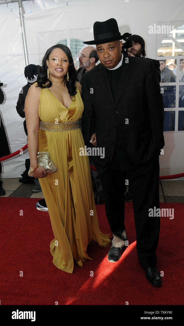 Inductee Joey "Rev Run" Simmons (R), of Run-DMC, and his wife Justine ...