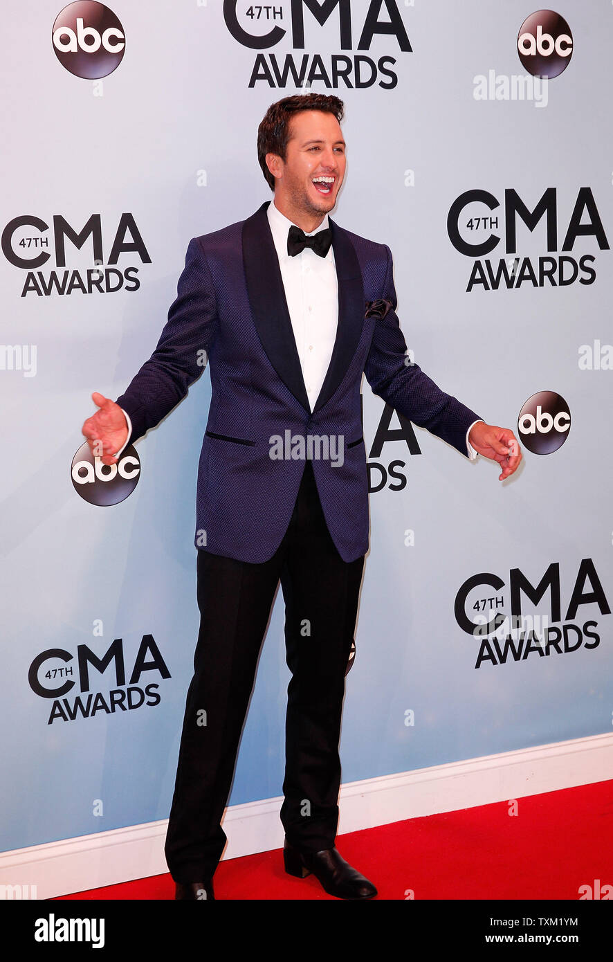 Luke Bryan arrives on the red carpet at the 47th Annual Country Music ...