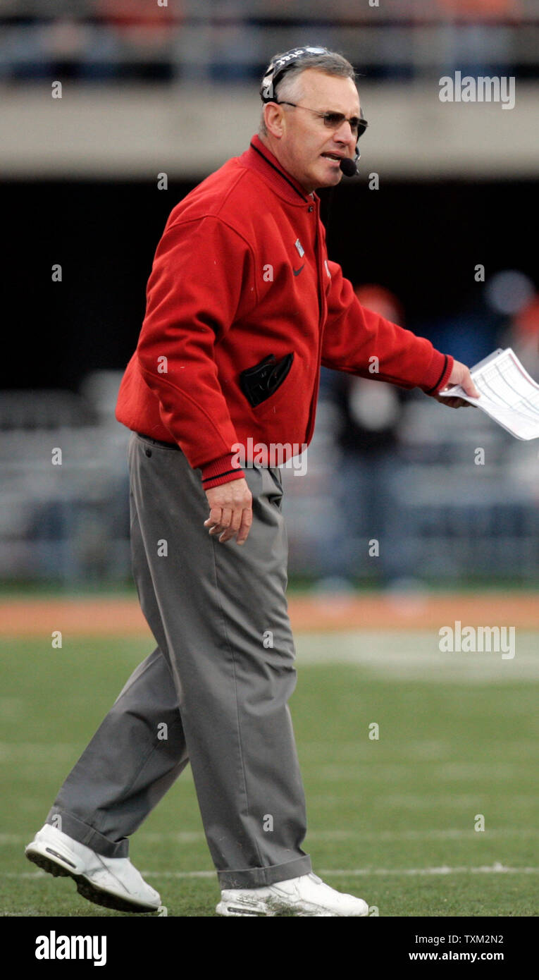 Ohio State head coach Jim Tressel argues a call with officials during ...