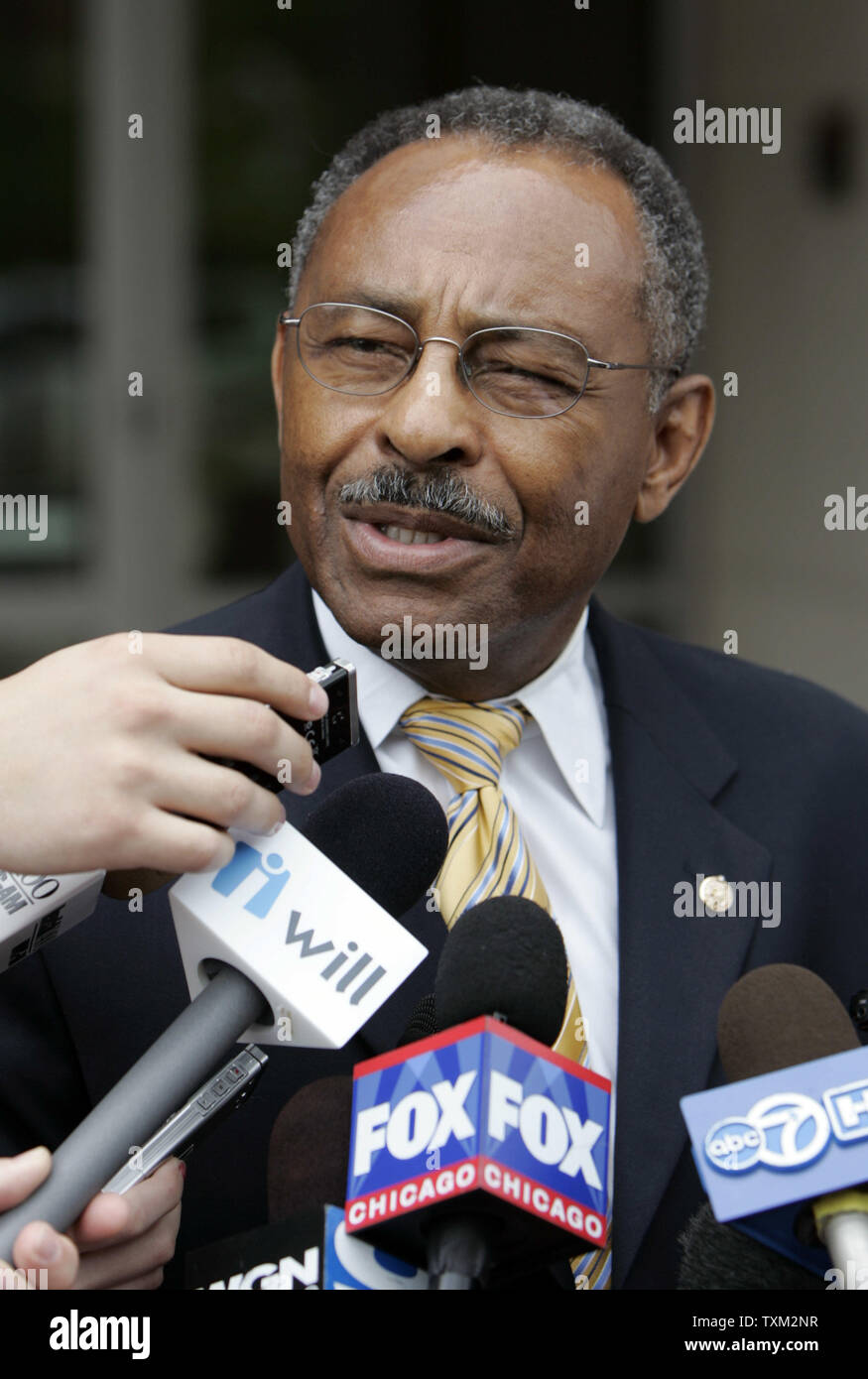 Senator roland burris hi-res stock photography and images - Alamy