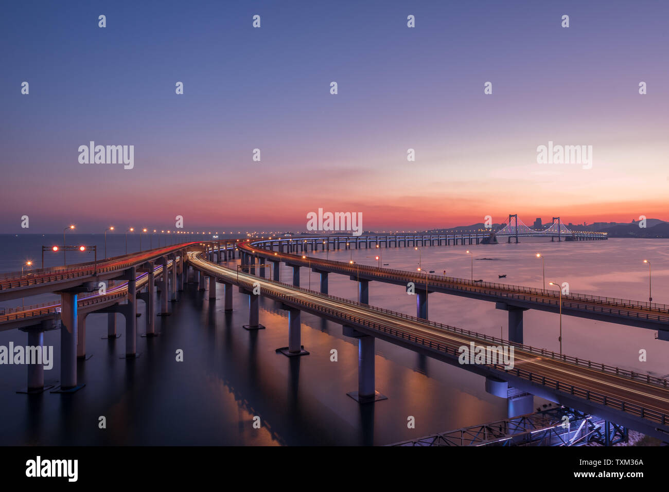 Traffic bridges and rivers hi-res stock photography and images - Alamy