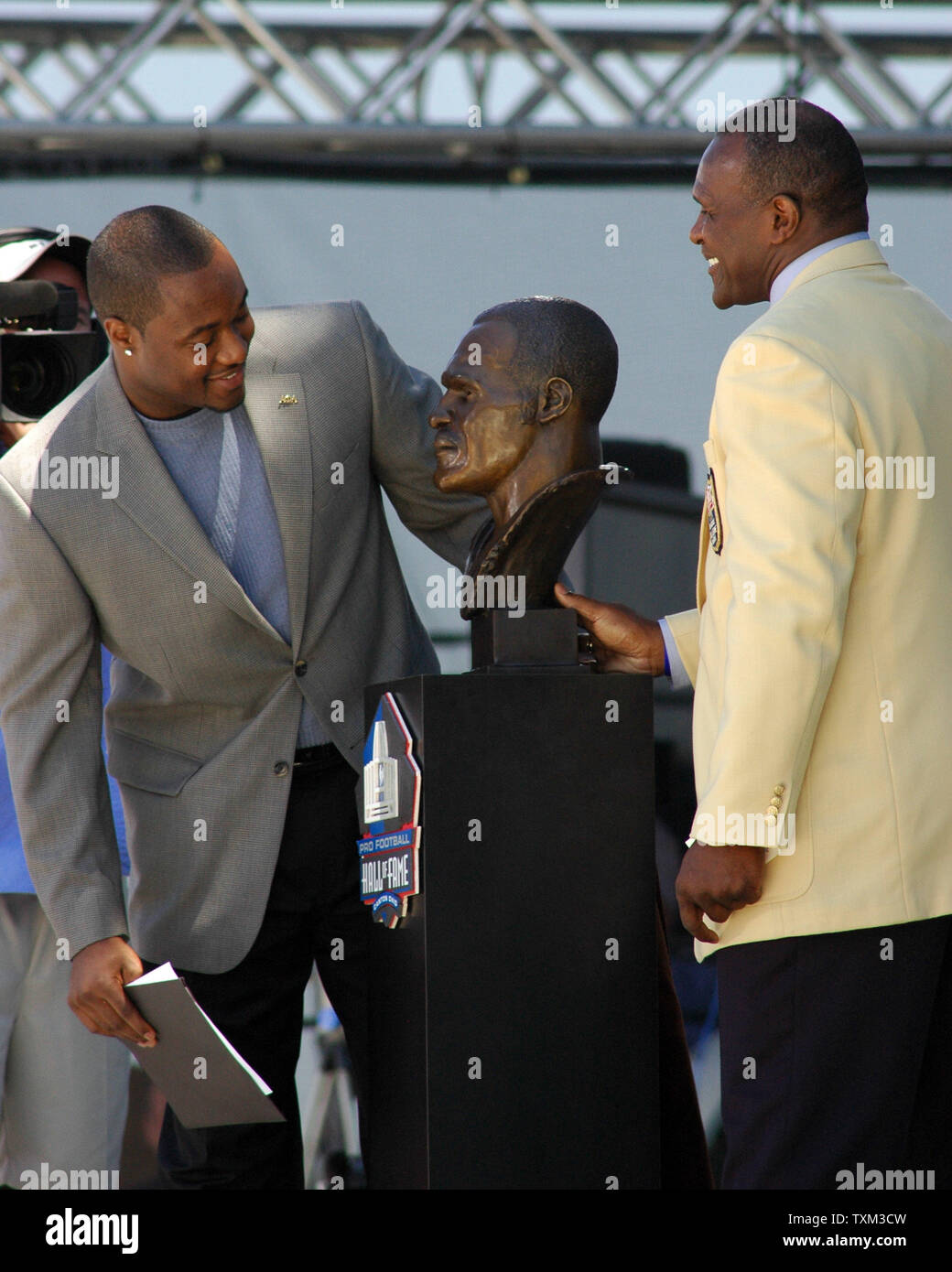 Take a good look hi-res stock photography and images - Alamy