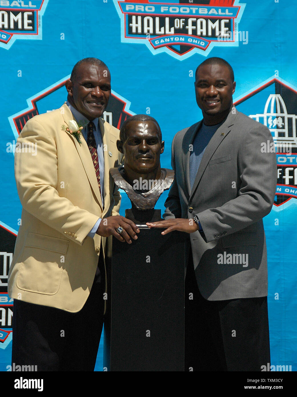 Harry and Donald Carson pose with Harry's Bronze bust during the ...