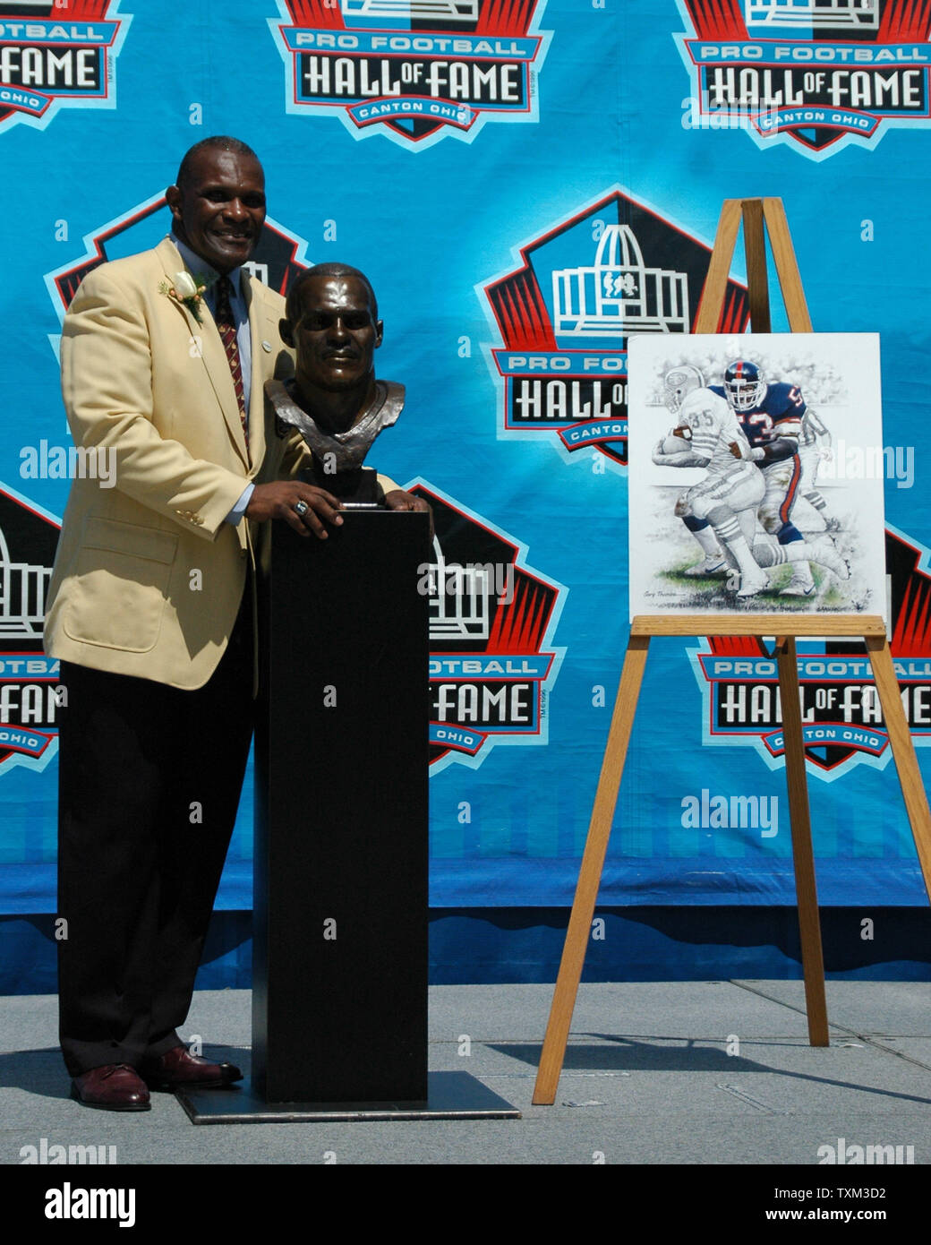 Harry Carson poses with his bust at the enshrinement ceremony at the ...