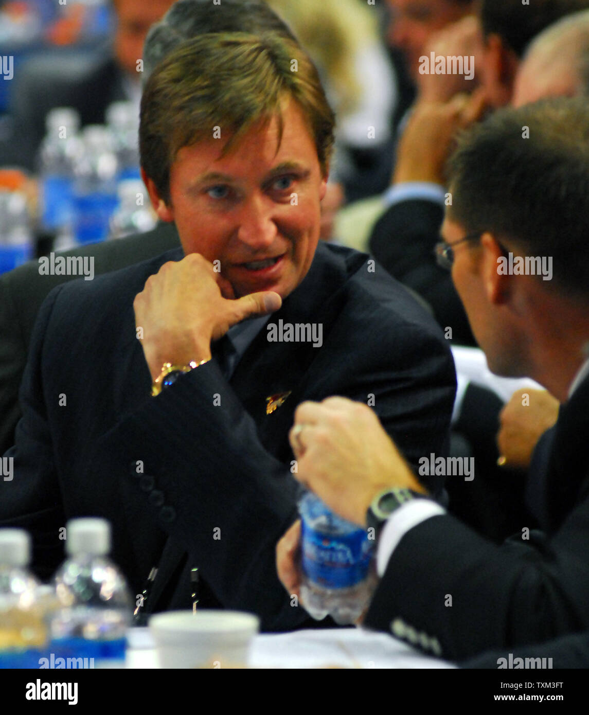 Wayne Gretzky, managing partner for the Phoenix Coyotes, chats with ...