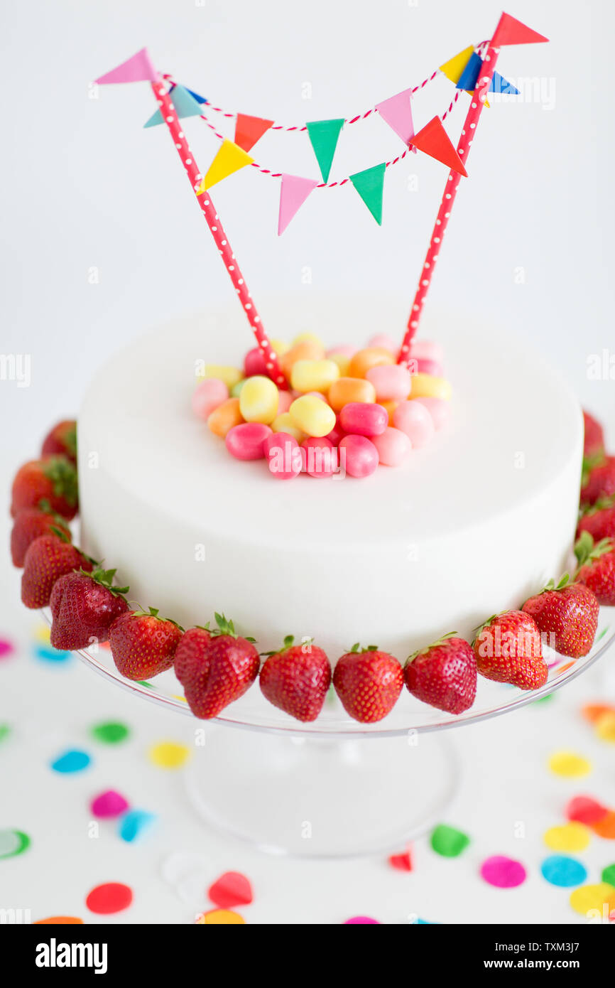 close up of birthday cake with garland on stand Stock Photo - Alamy