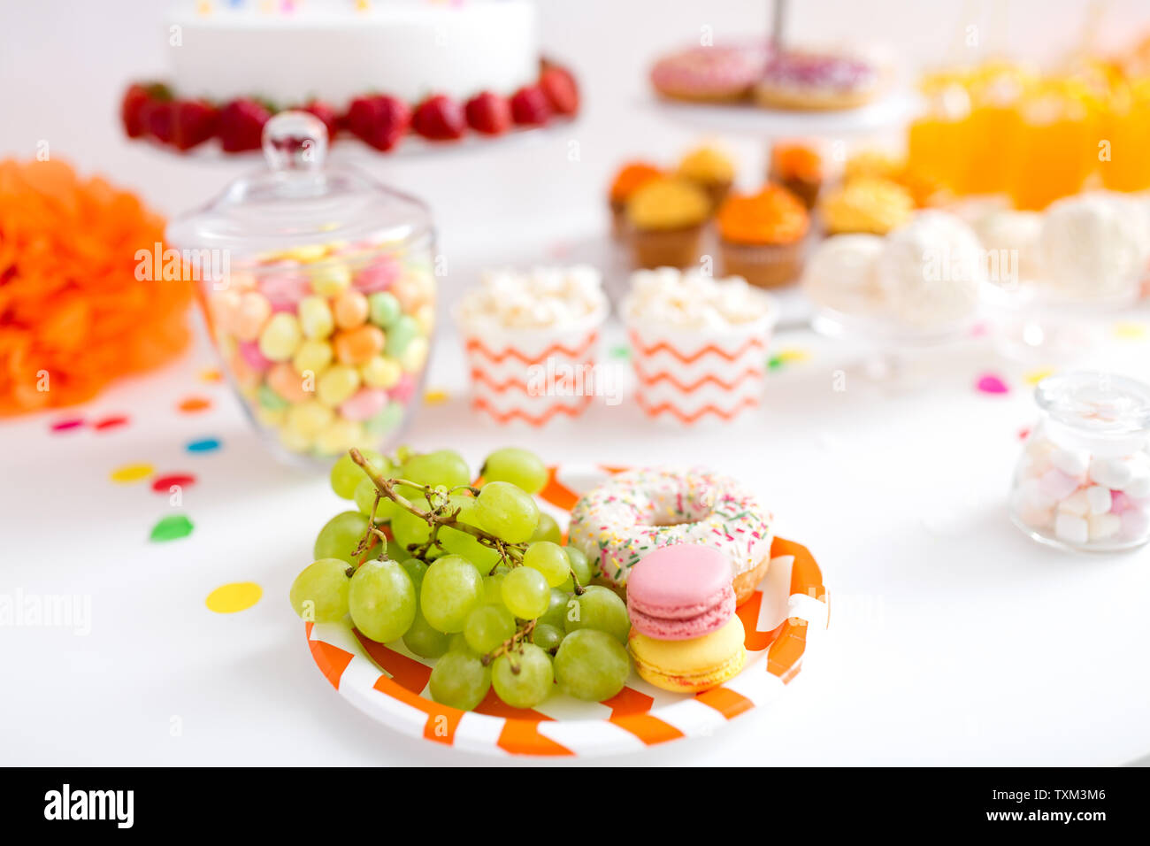 Grapes macaron hi-res stock photography and images - Alamy