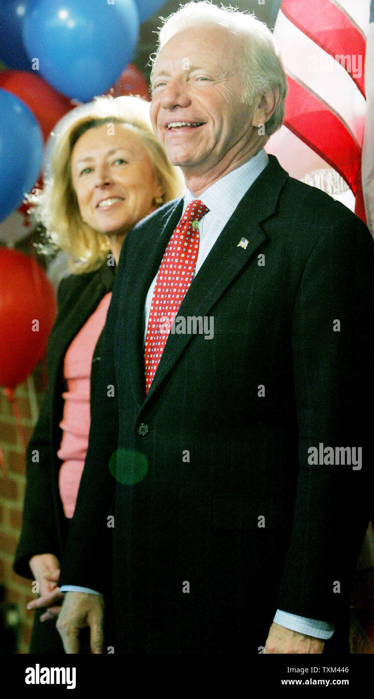 Joe lieberman and his wife hadassah hi-res stock photography and images ...