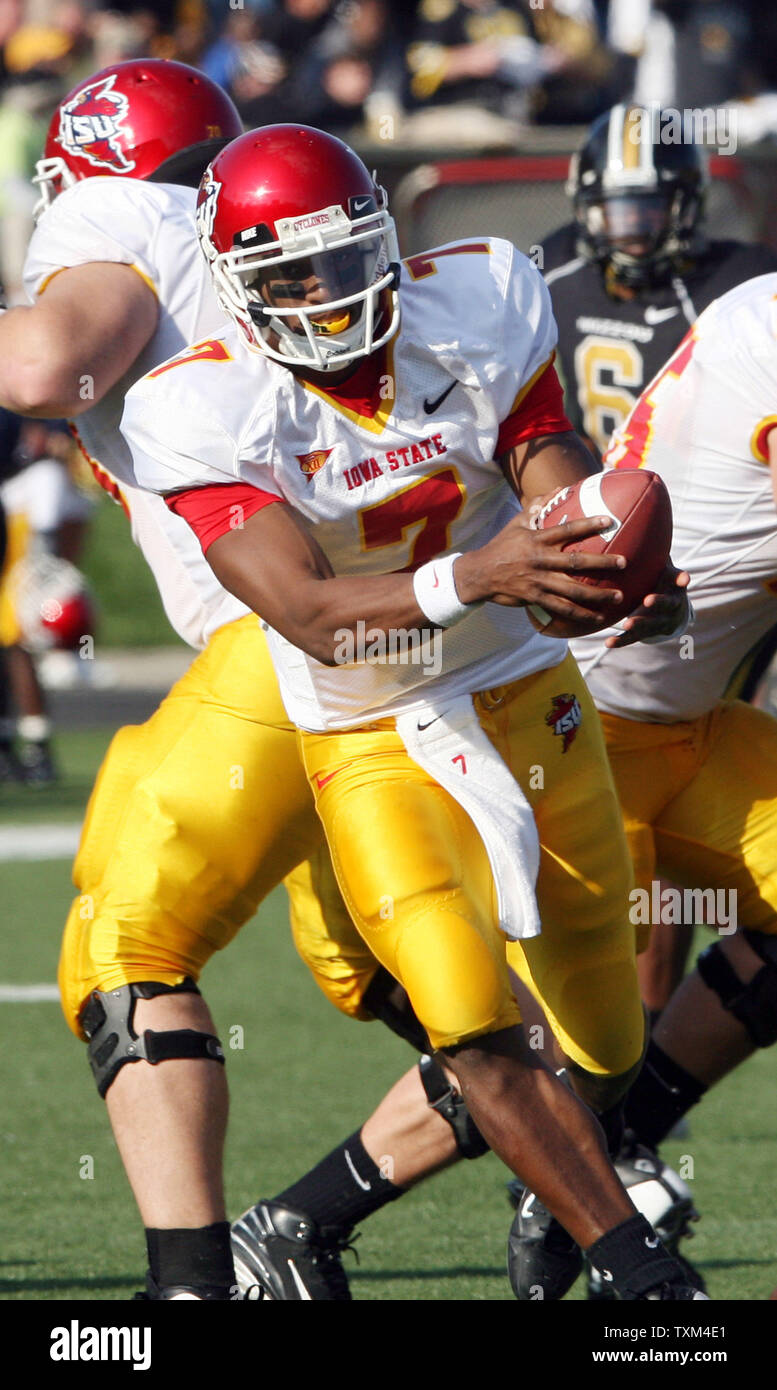 Iowa State Cyclones quarterback Bret Meyer (7) rolls out during a play ...