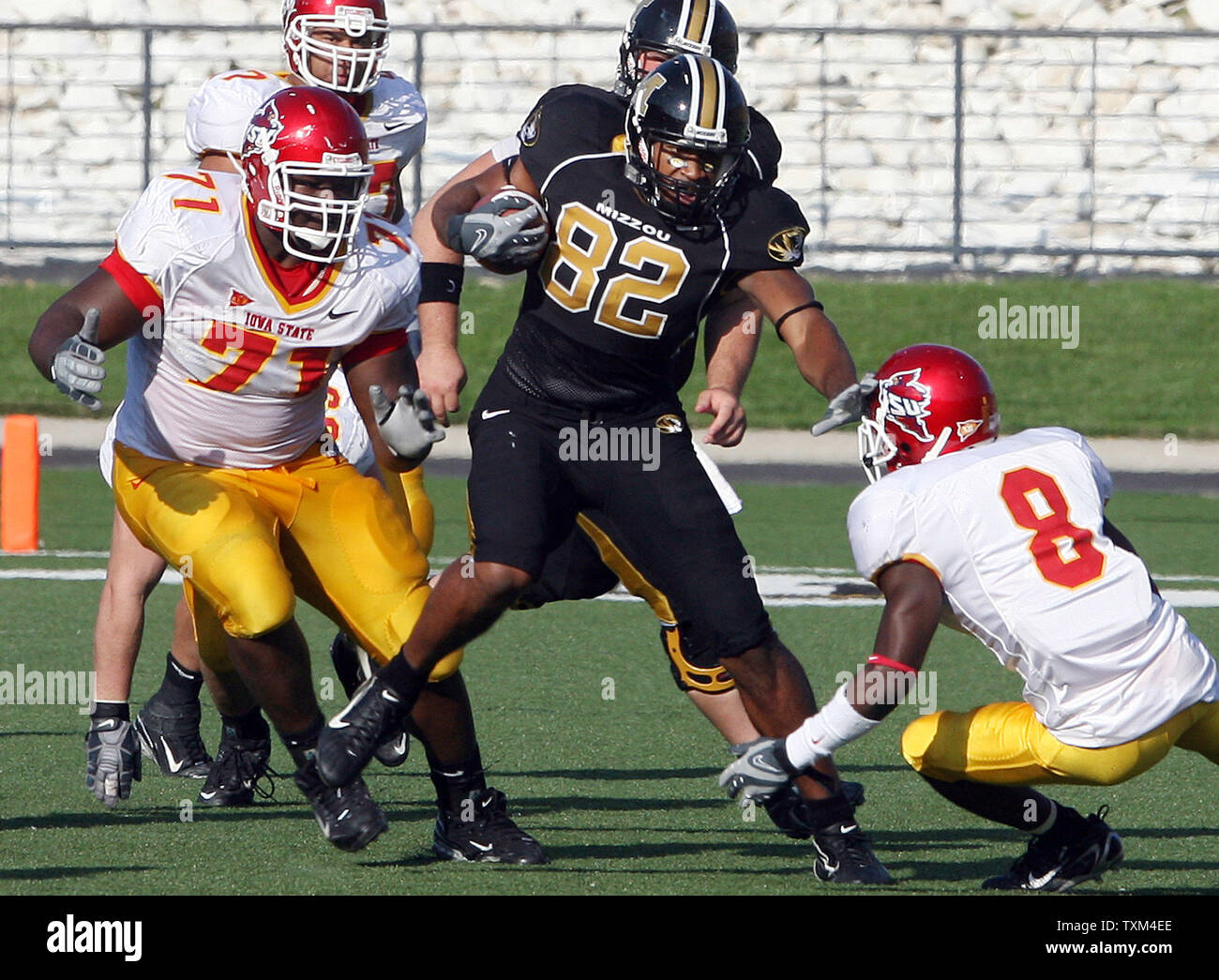 Missouri Tigers Martin Rucker (82) eludes the Iowa State defense of ...