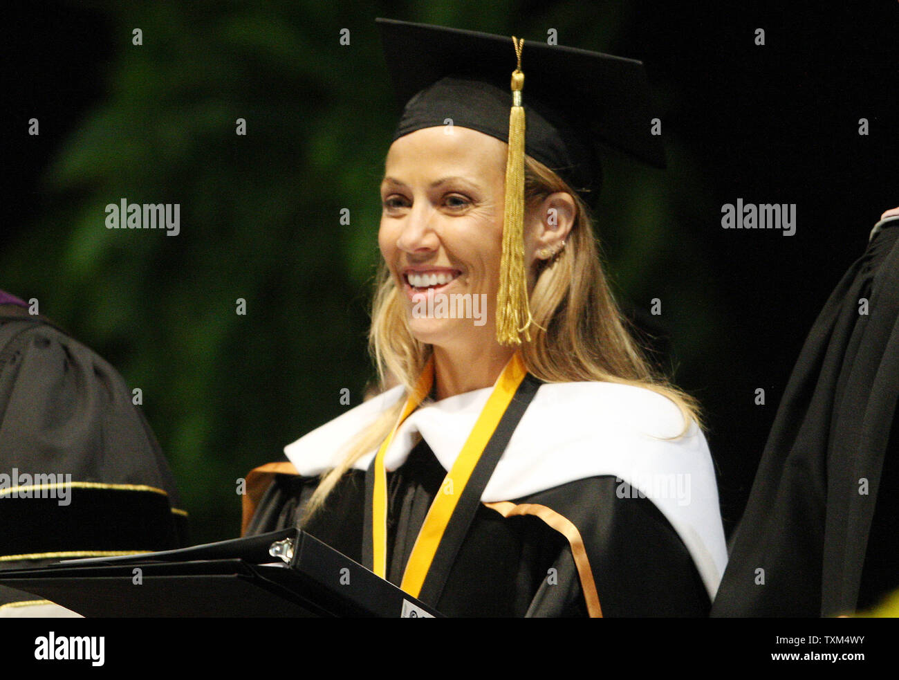 Singer sheryl crow smiles she hi-res stock photography and images - Alamy