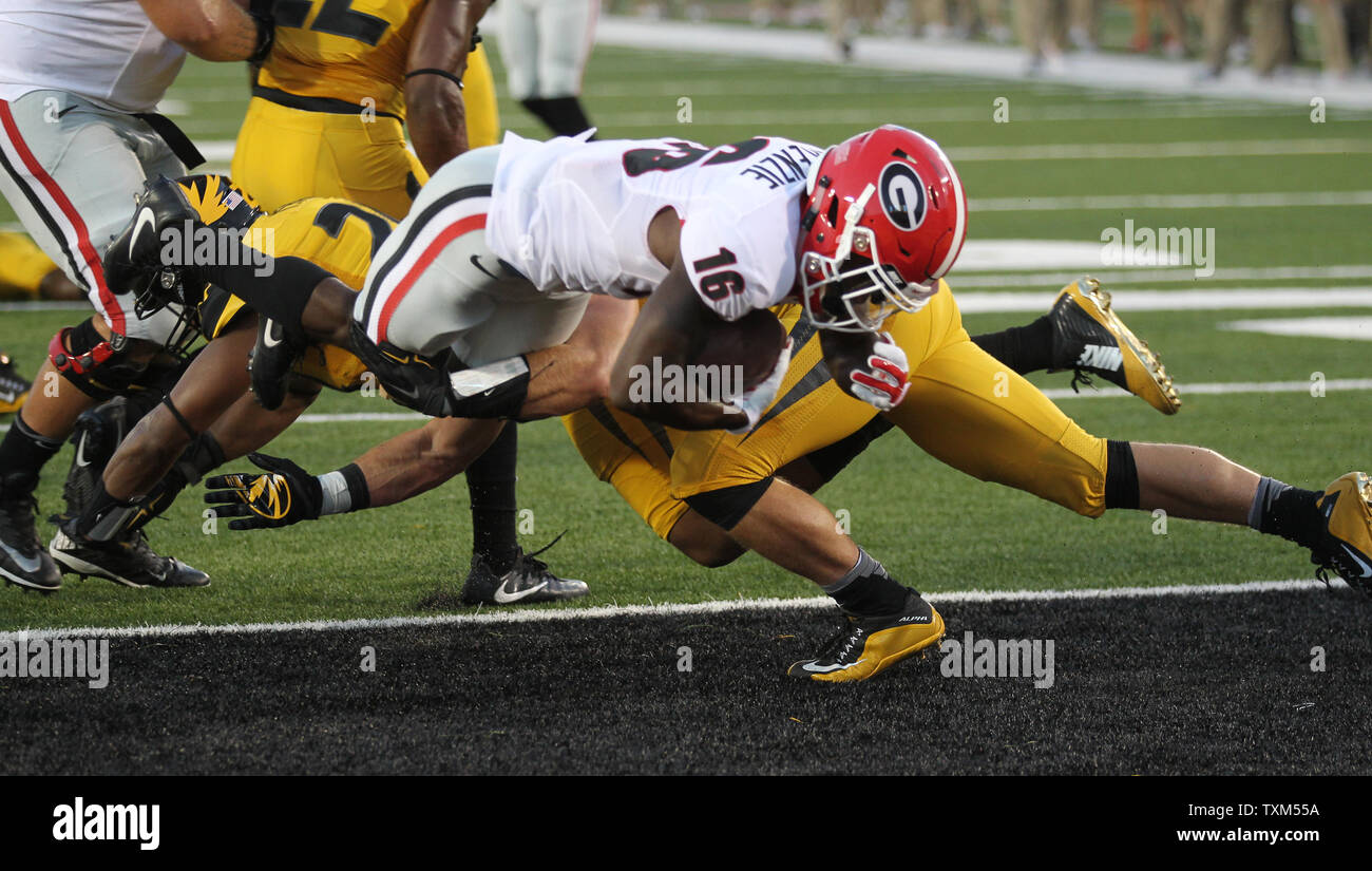 Georgia Bulldogs Isaiah McKenzie pushes through the Missouri Tigers ...