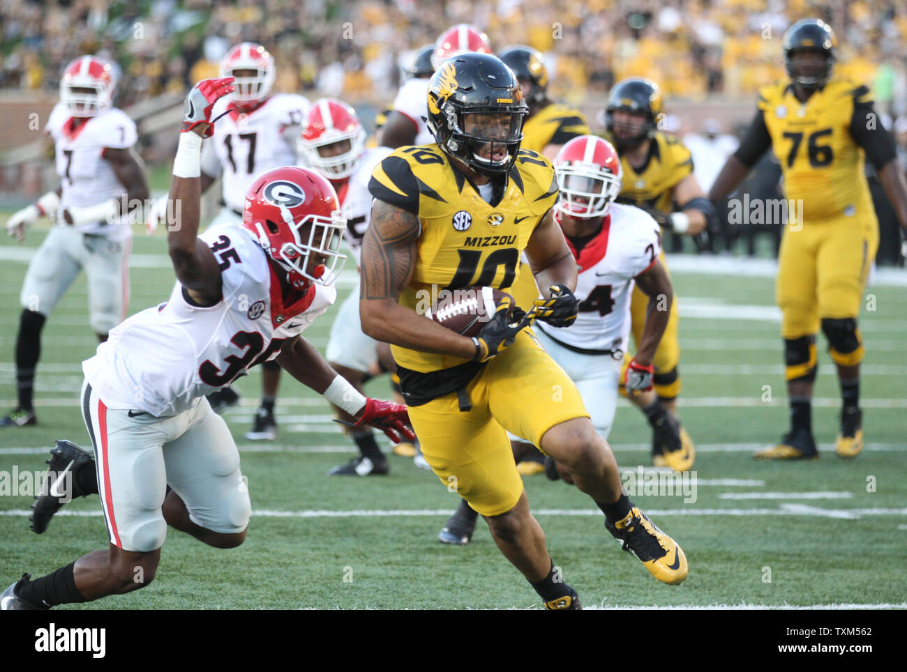 Missouri Tigers Jason Reese breaks through the Georgia Bulldogs defense ...