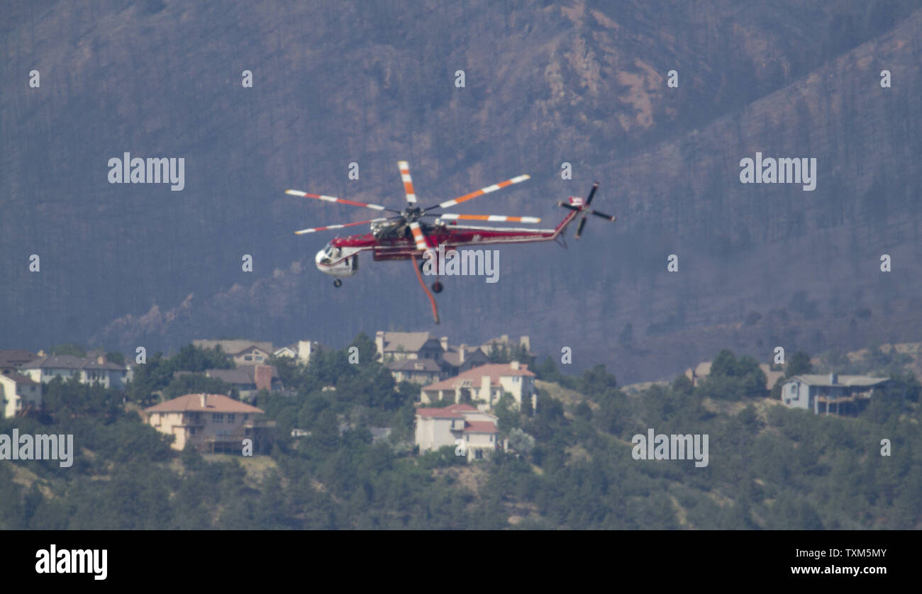 Fire helicopter flies past hi-res stock photography and images - Alamy