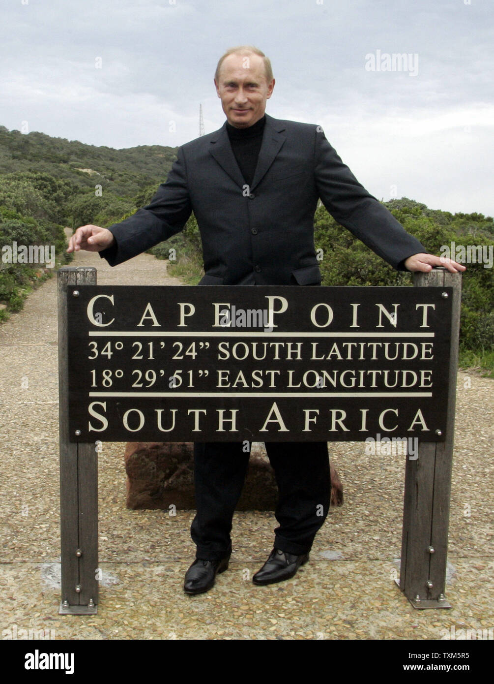 Russian president vladimir putin poses hi-res stock photography and ...