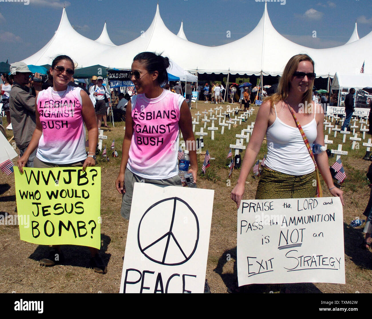 Cindy crawford 2005 hi-res stock photography and images - Alamy