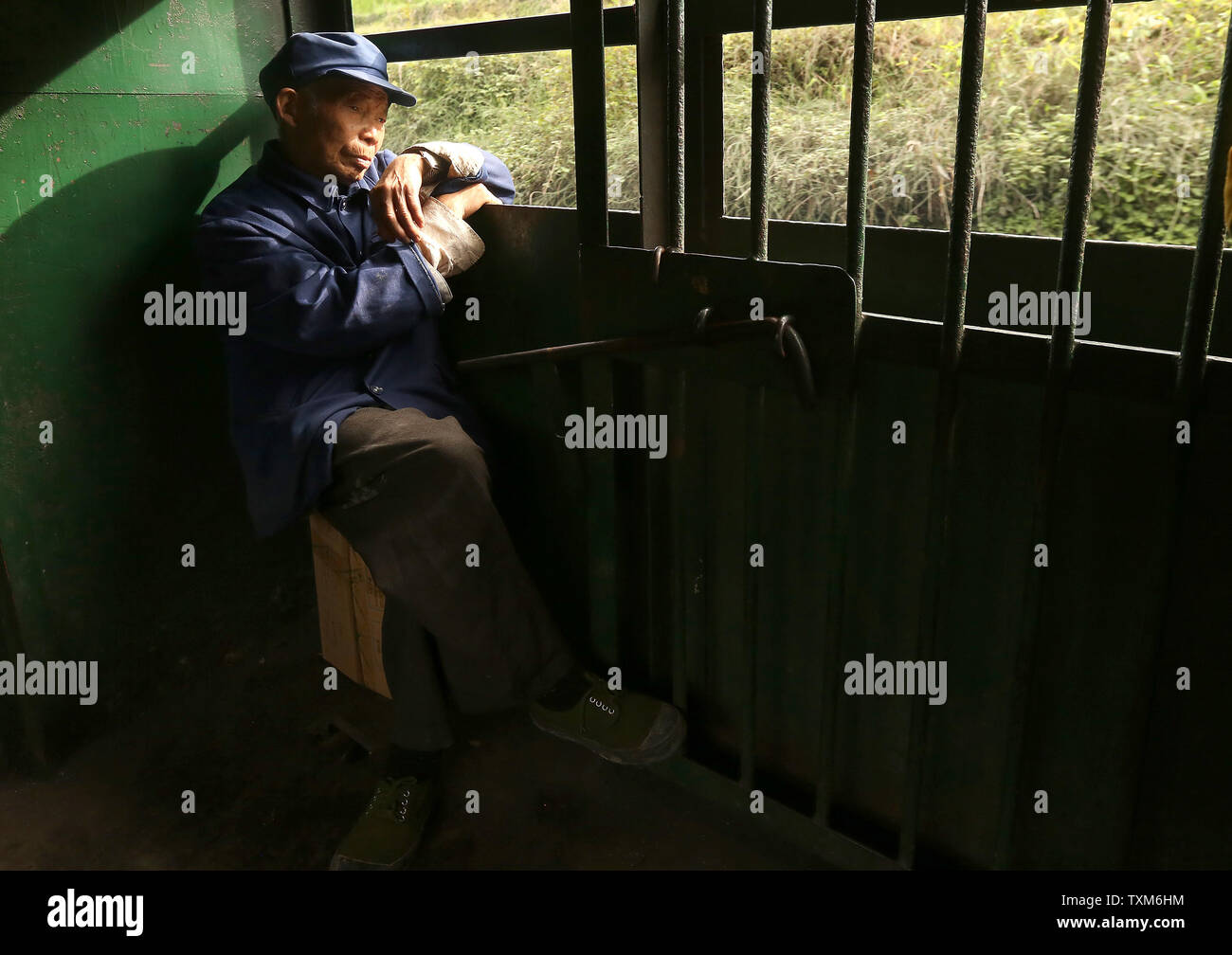 Coal man 1950s hi-res stock photography and images - Alamy