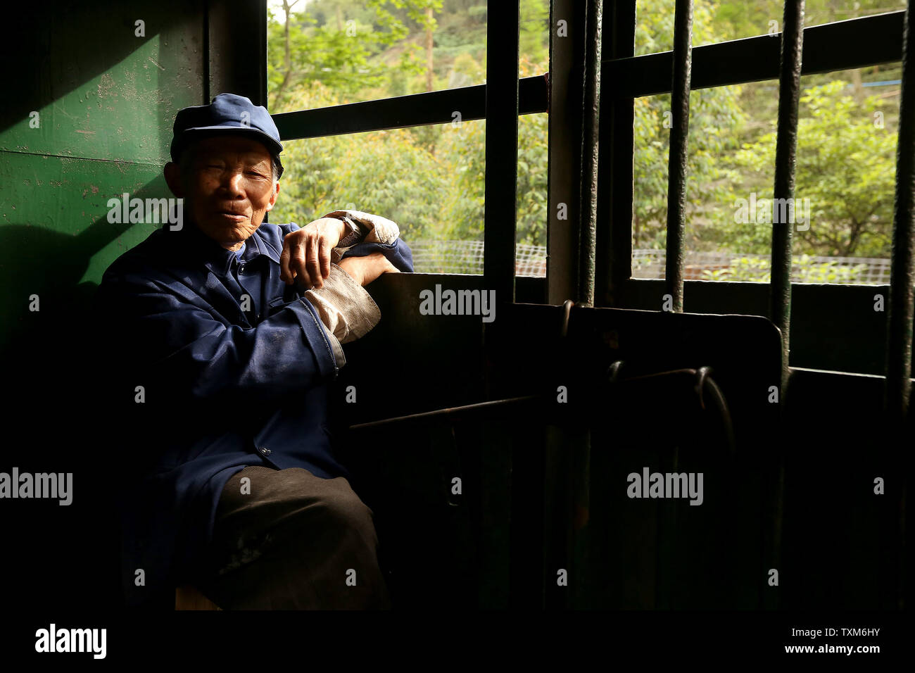 Coal man 1950s hi-res stock photography and images - Alamy