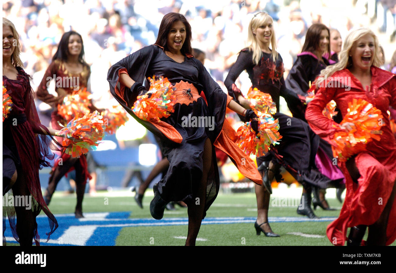 Dallas cowboys cheerleaders 2005 hi-res stock photography and images ...