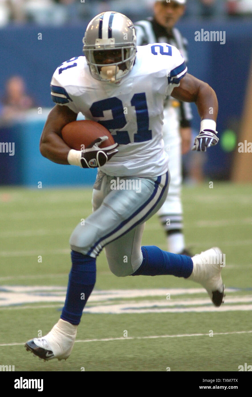 Dallas Cowboys running back Julius Jones runs for yardage against the ...