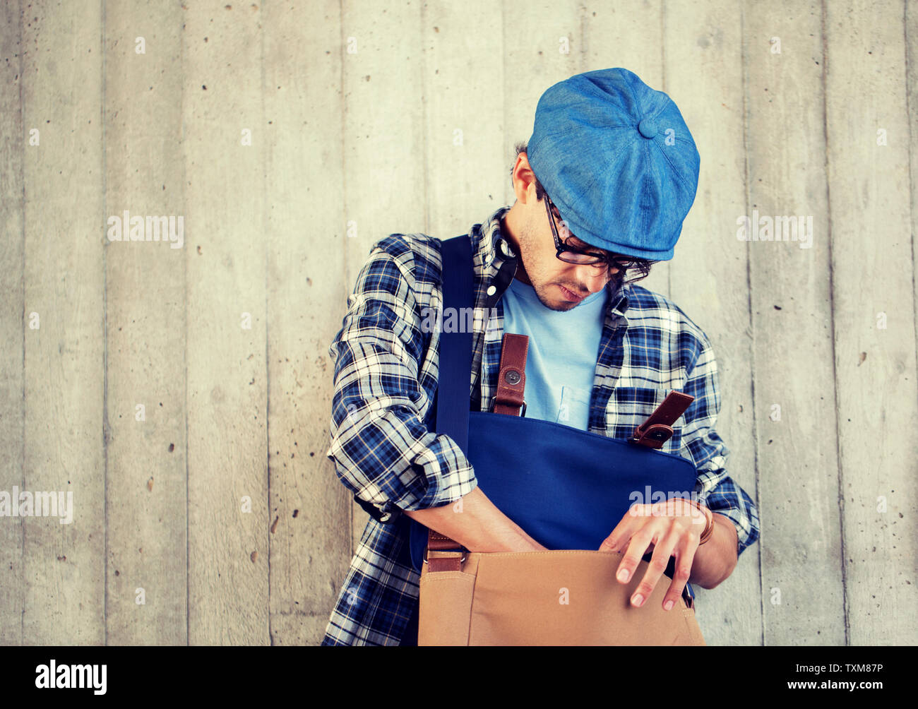Man searching for something hi-res stock photography and images - Alamy