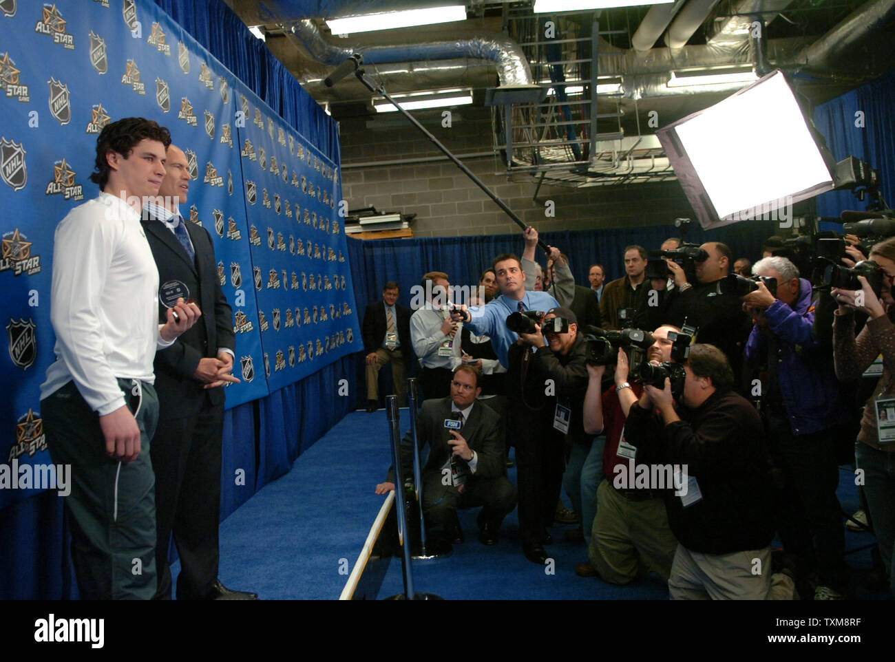 NHL great Mark Messier presents Sidney Crosby with the 2007 Mark ...