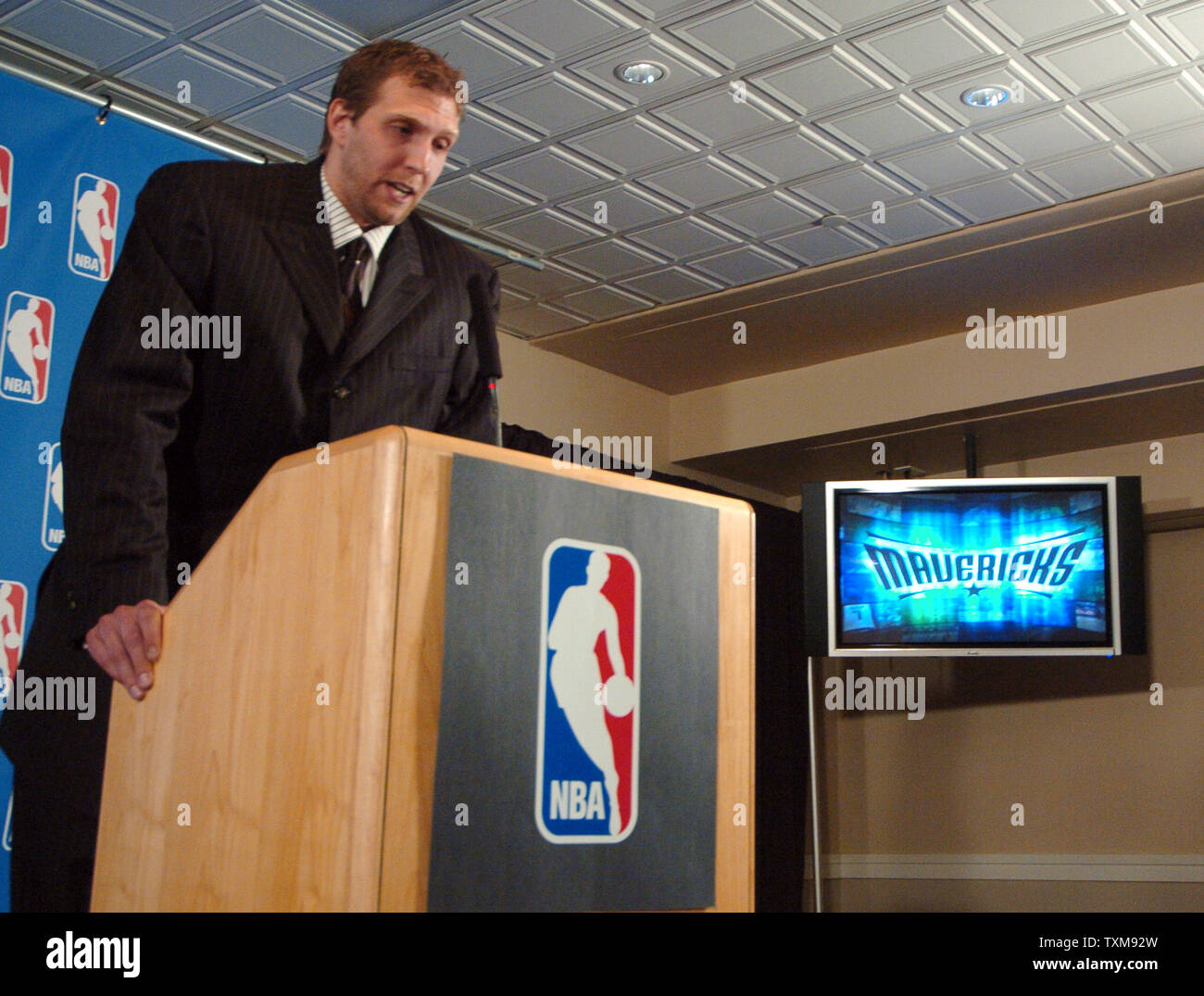 Dirk nowitzki trophy hi-res stock photography and images - Alamy