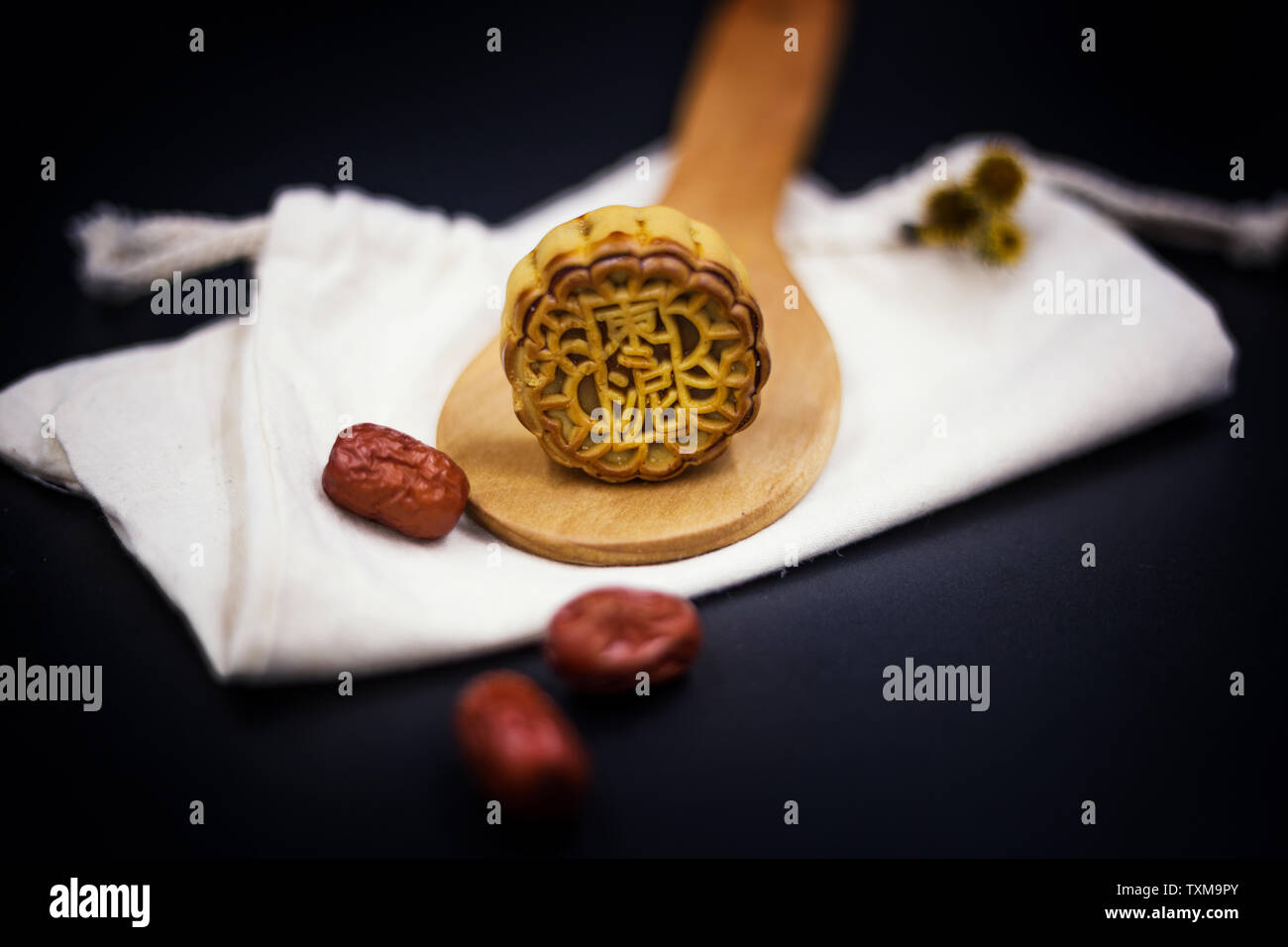 Chinese traditional cuisine Mid-Autumn Festival moon cake tea set Stock ...