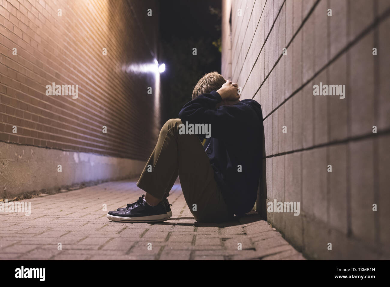 Man alleyway night hi-res stock photography and images - Alamy