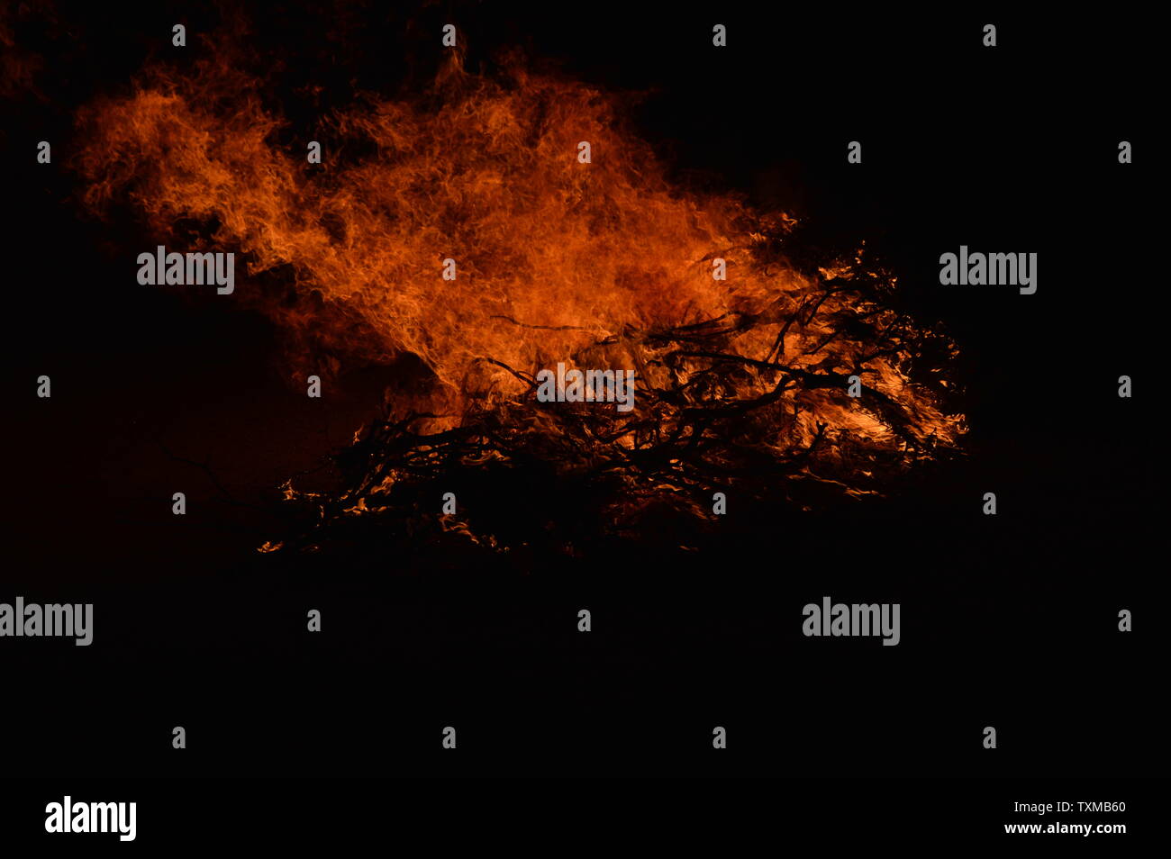 Big fire night hi-res stock photography and images - Alamy