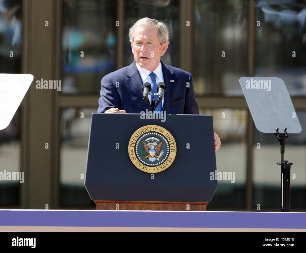 President George W. Bush delivers remarks at the dedication of his ...