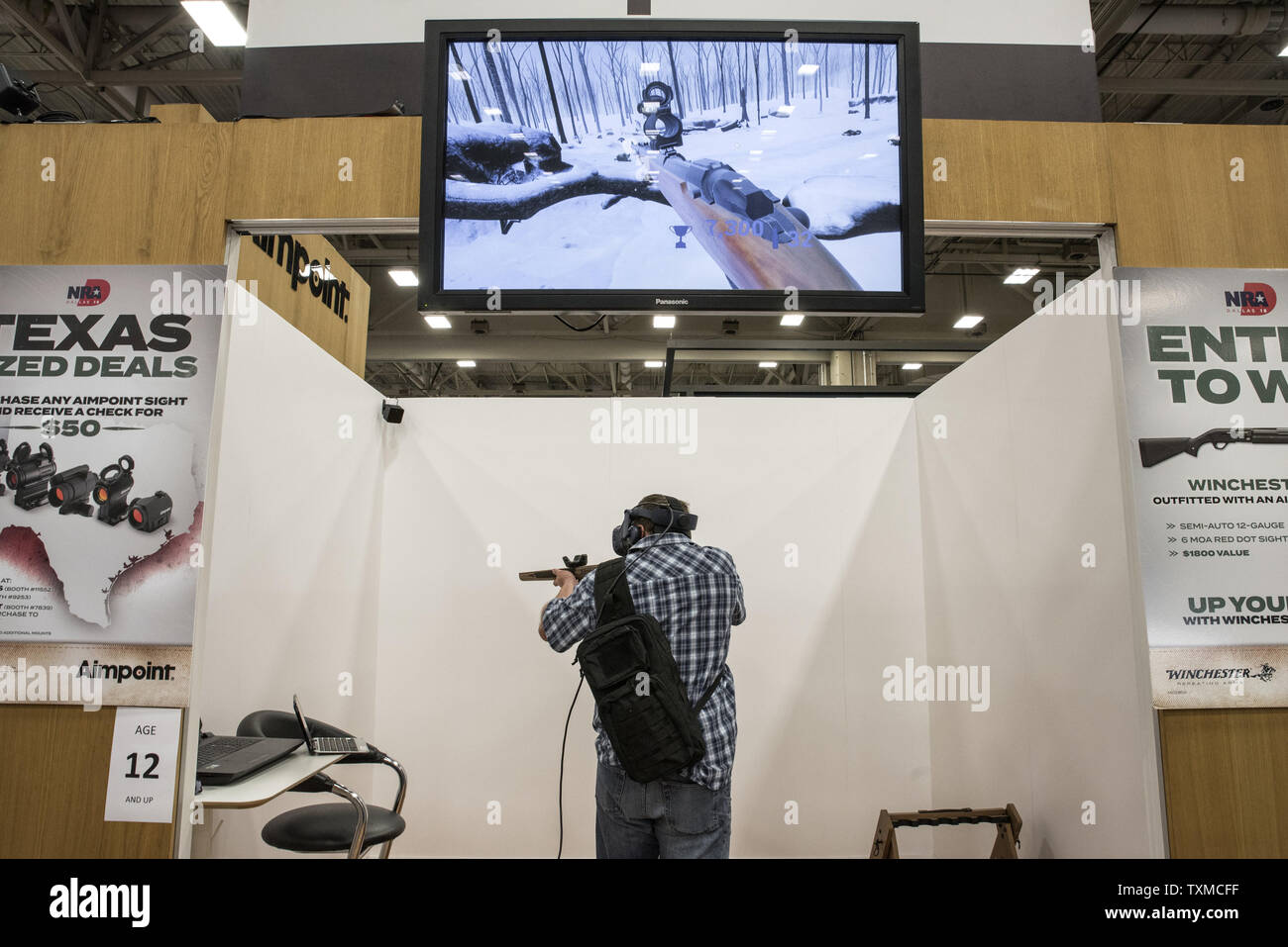 Hunting guns exhibition hi-res stock photography and images - Alamy