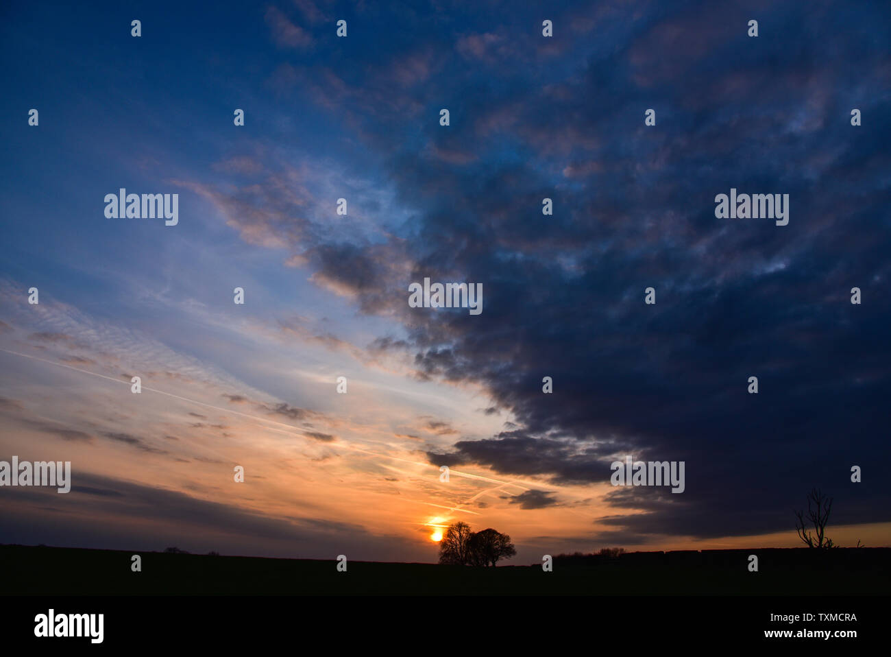Sunset sky cloudscape hi-res stock photography and images - Alamy