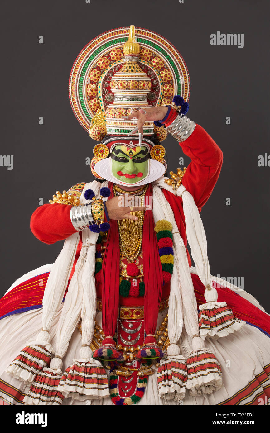 Kathakali dancer performing Stock Photo - Alamy