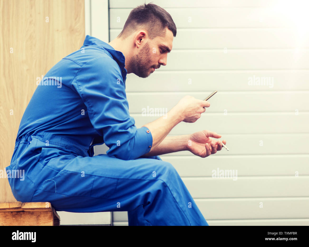 Auto mechanic smoking cigarette hi-res stock photography and images - Alamy