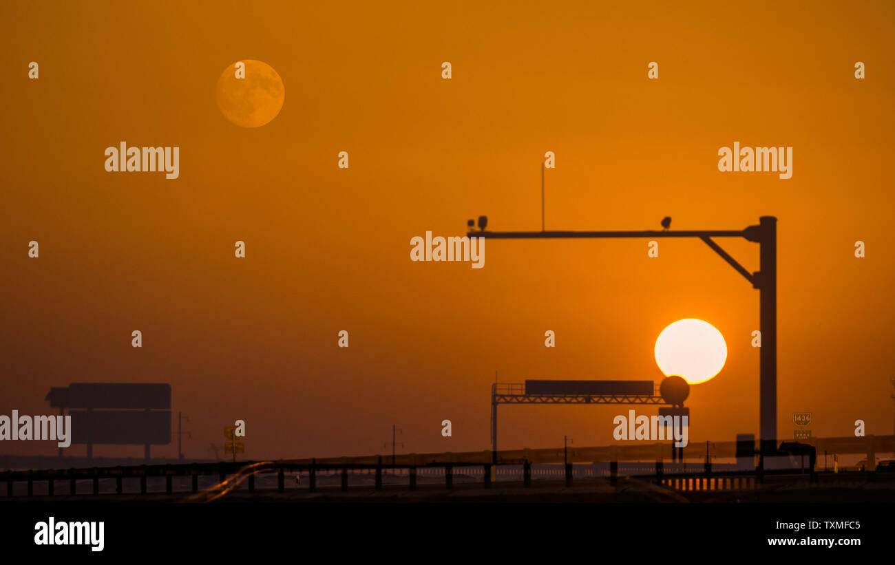 Jingxin Expressway, the day coincides with the Mid-Autumn Festival, the ...