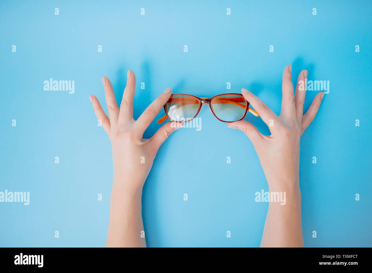 Human hands holding glasses hi-res stock photography and images - Alamy